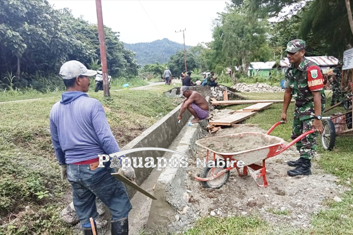 Babinsa Napan Bantu Pengecoran Saluran Irigasi Kantor Kampung Nifasi ...