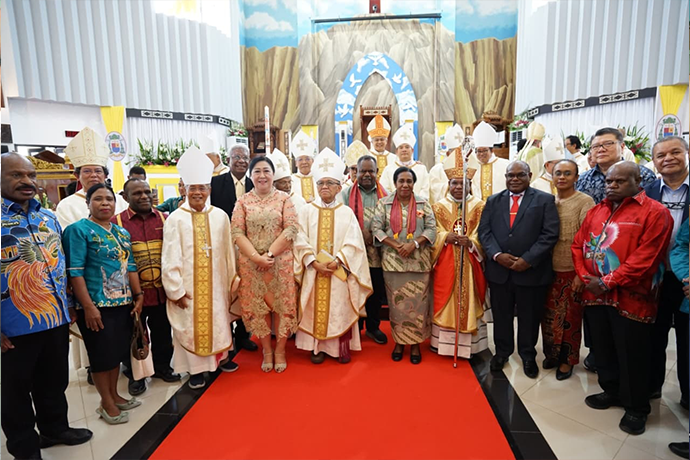 Gubernur Papua Tengah Hadiri Penthabisan Uskup Keuskupan Timika ...