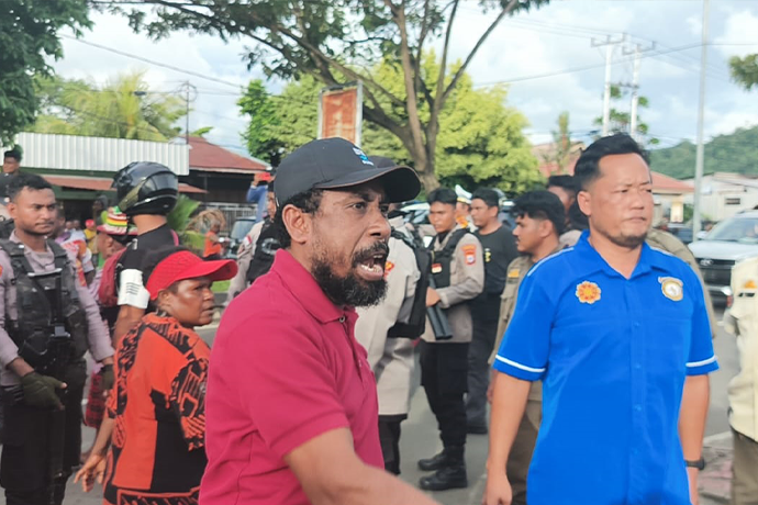 Aspirasi Aksi Tenaga Honorer K2 Nabire di Depan LPP RRI ...