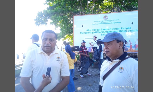 Aksi Pungut Sampah di Pantai Nabire Warnai Hari Lingkungan Hidup ...
