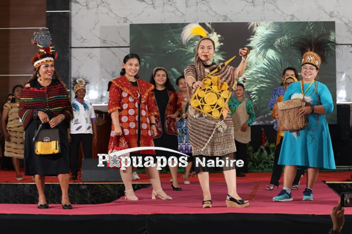 TP-PKK Papua Tengah Gelar Lomba Fashion Show Busana Rajutan Kulit Kayu ...